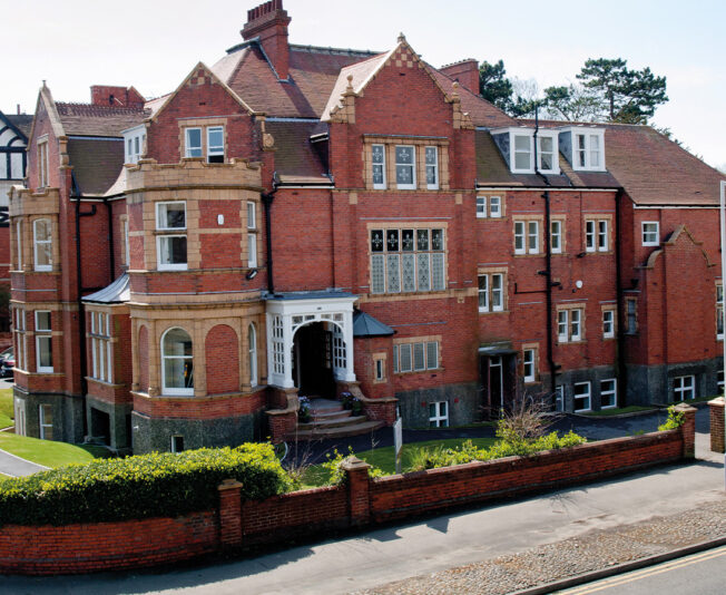 Earlscliffe Summer School | Campuses | Summer Boarding Courses